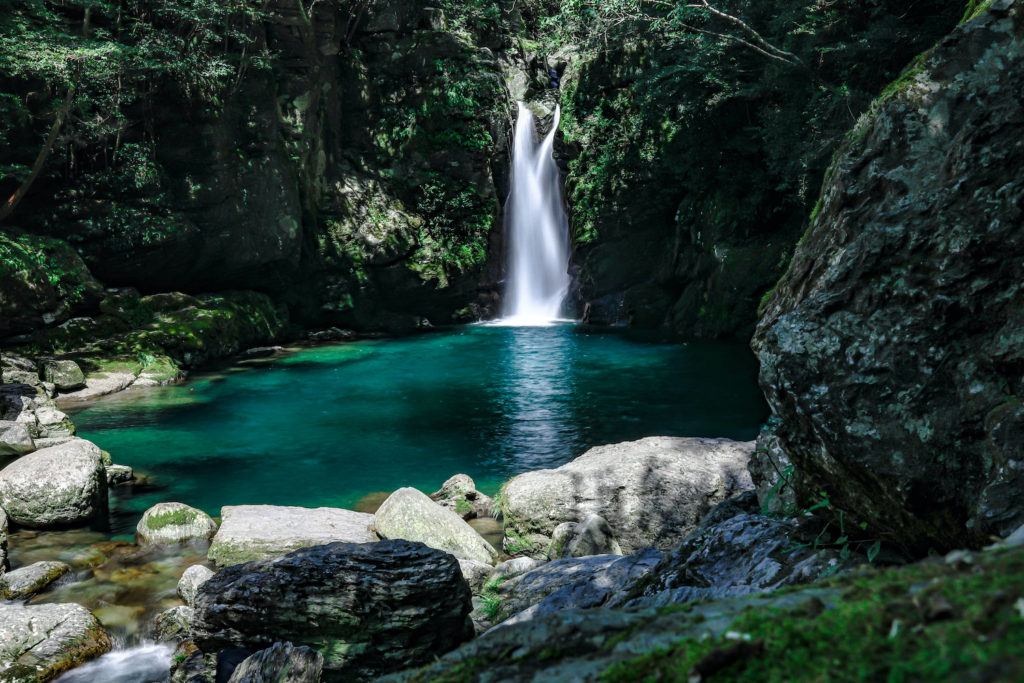 にこ淵（Nikobuchi）｜仁淀ブルーの代名詞！宝石のように輝く高知の絶景スポット | EIMONS®︎[エイモンズ]/ 高知メディア