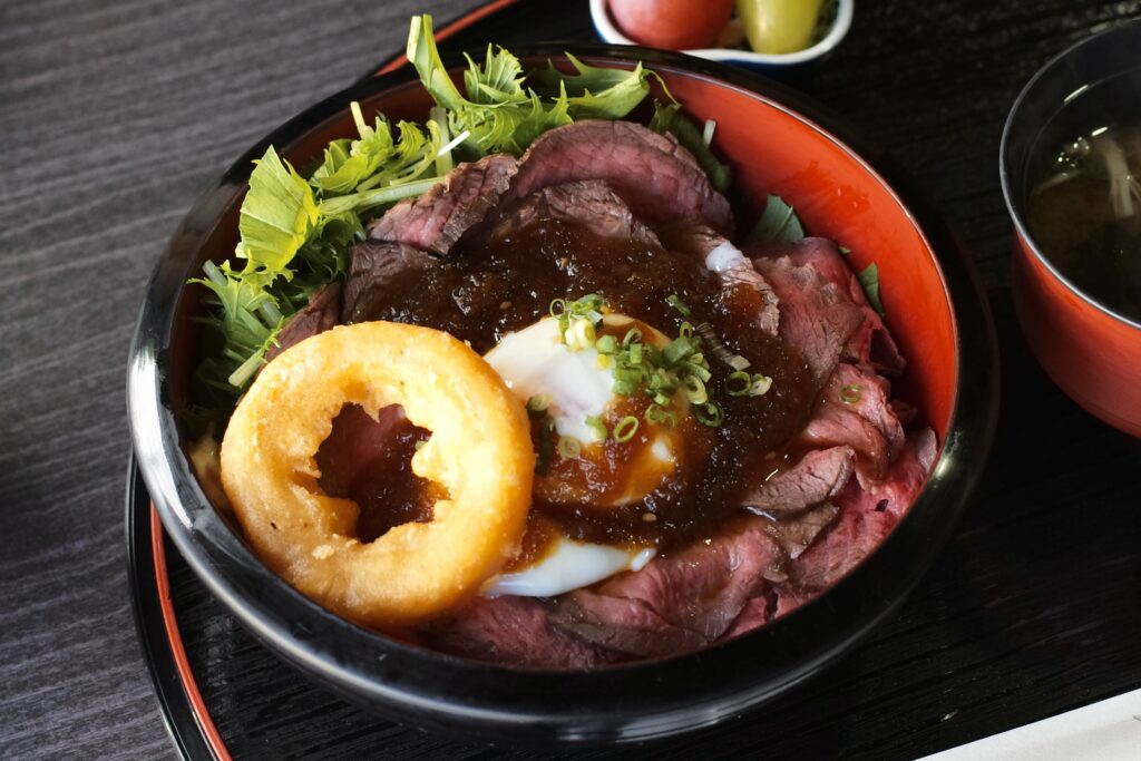 高知で肉丼食べるならここ！高知の一推し激ウマ肉丼9選 | EIMONS®︎[エイモンズ]/ 高知メディア
