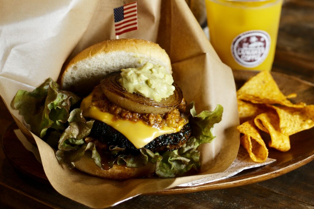 ジューシーでボリューミー！高知で味わいたい絶品ハンバーガー特集 | EIMONS®︎[エイモンズ]/ 高知メディア